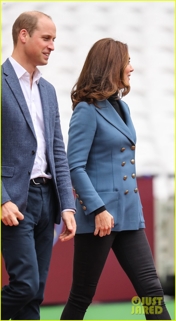 Pregnant Kate Middleton Makes Surprise Appearance at Coach Core ...