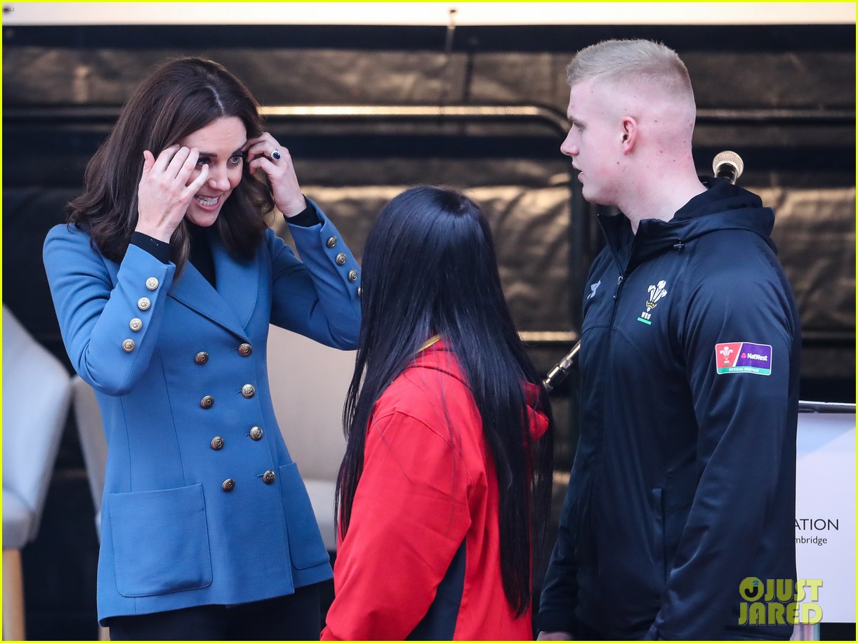 Pregnant Kate Middleton Makes Surprise Appearance at Coach Core ...