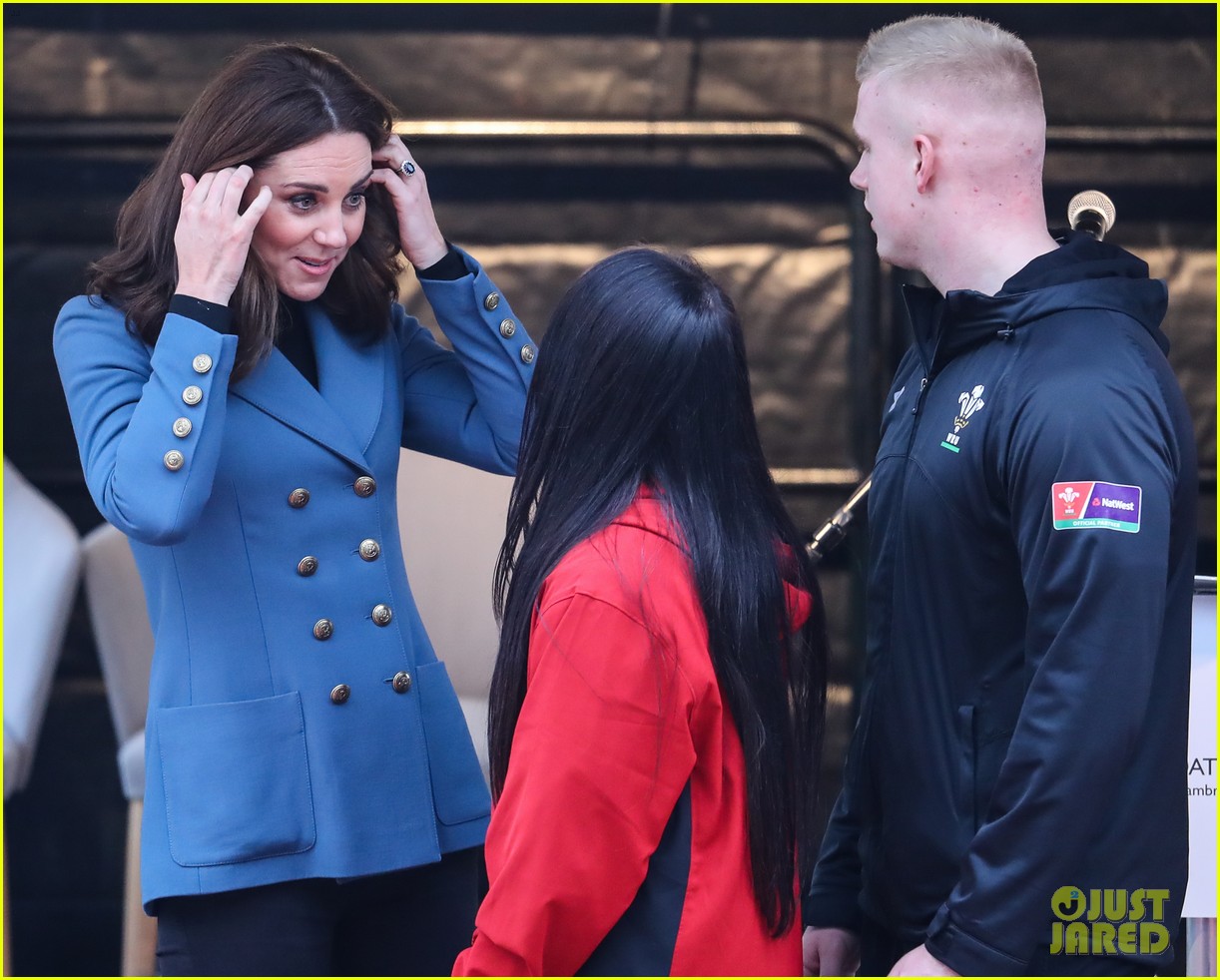 Pregnant Kate Middleton Makes Surprise Appearance at Coach Core ...