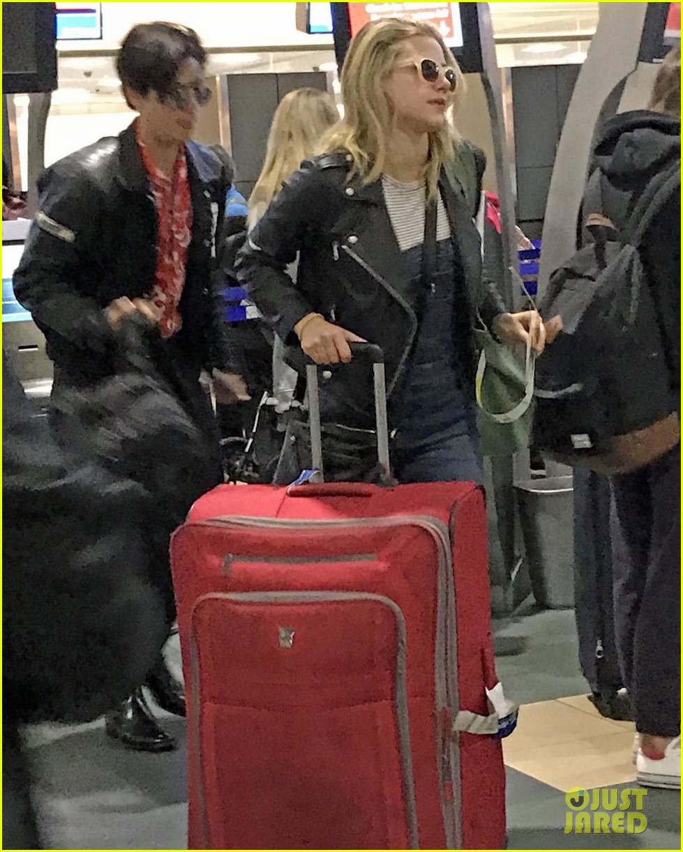 Riverdale's Cole Sprouse & Lili Reinhart Fly Out of Vancouver Together: Photo 3969319 | Cole ...