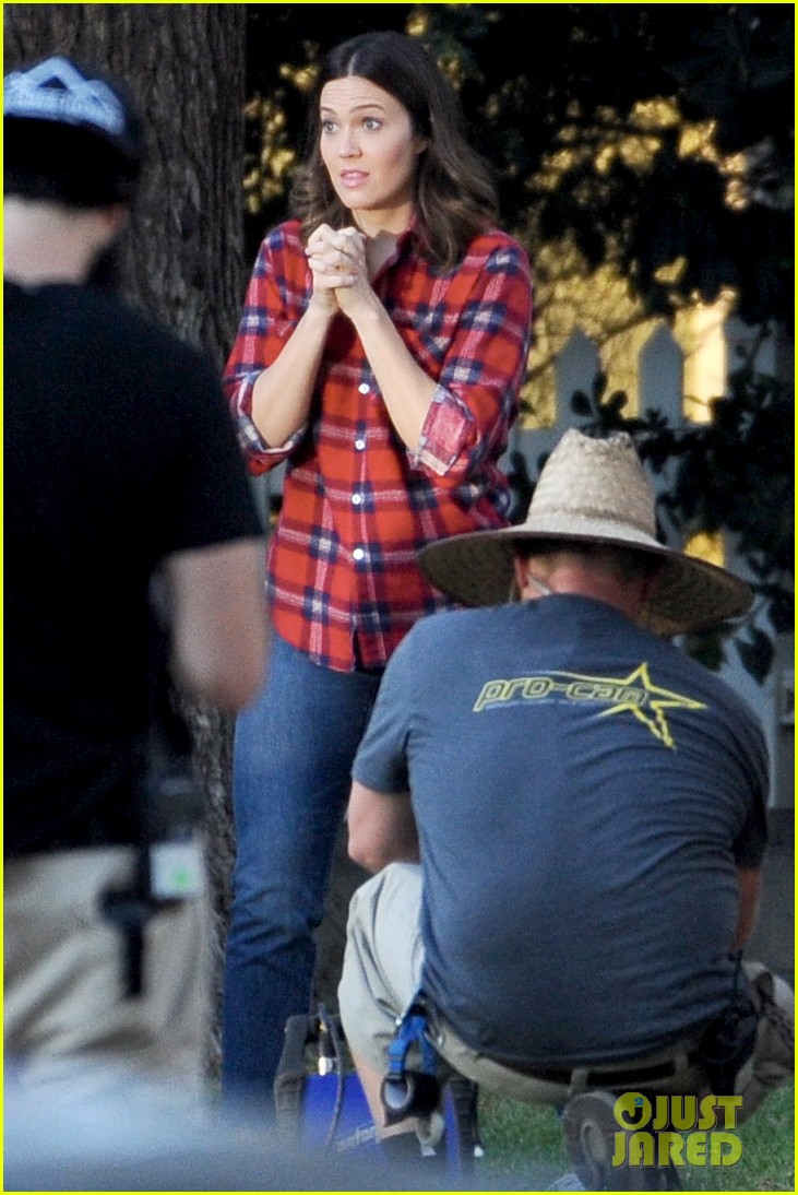 Milo Ventimiglia & Mandy Moore Film 'This Is Us' Scene Together: Photo ...