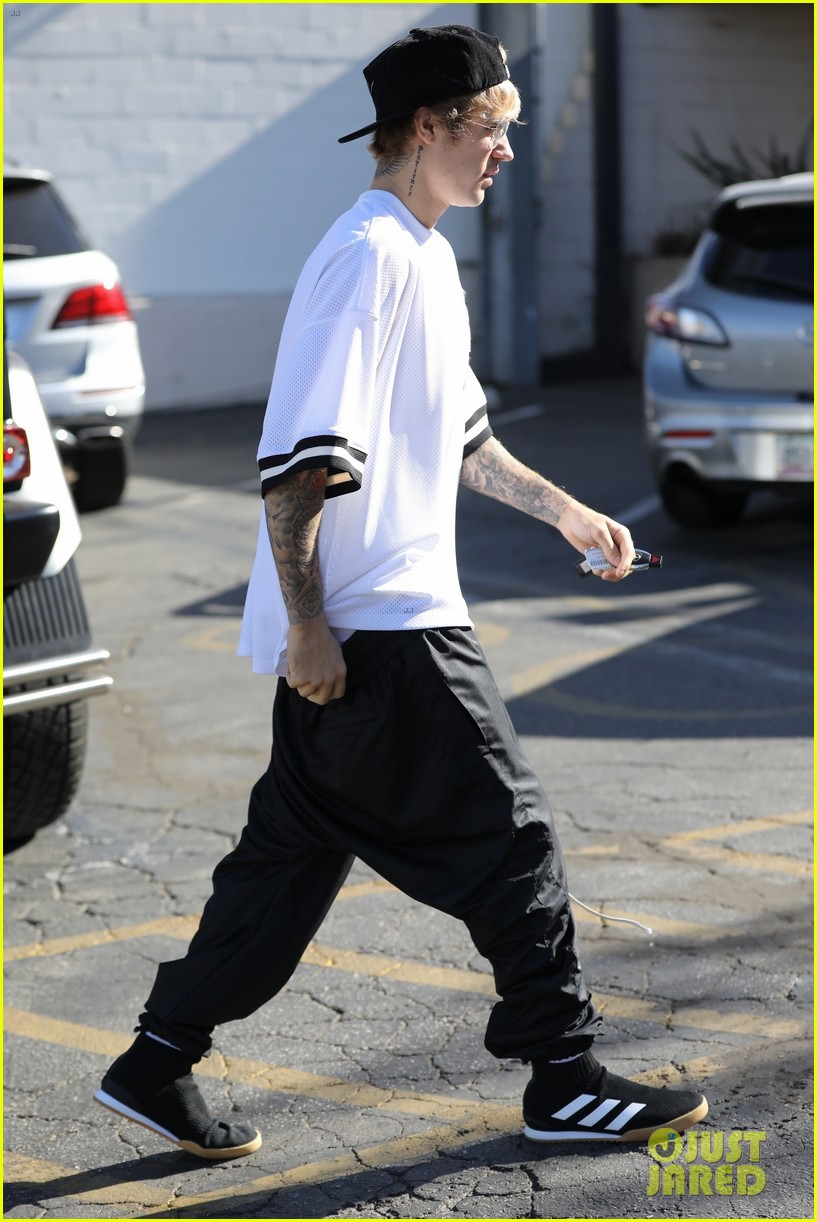 Justin Bieber Works Up a Sweat at Morning Dance Class: Photo 3994608 ...