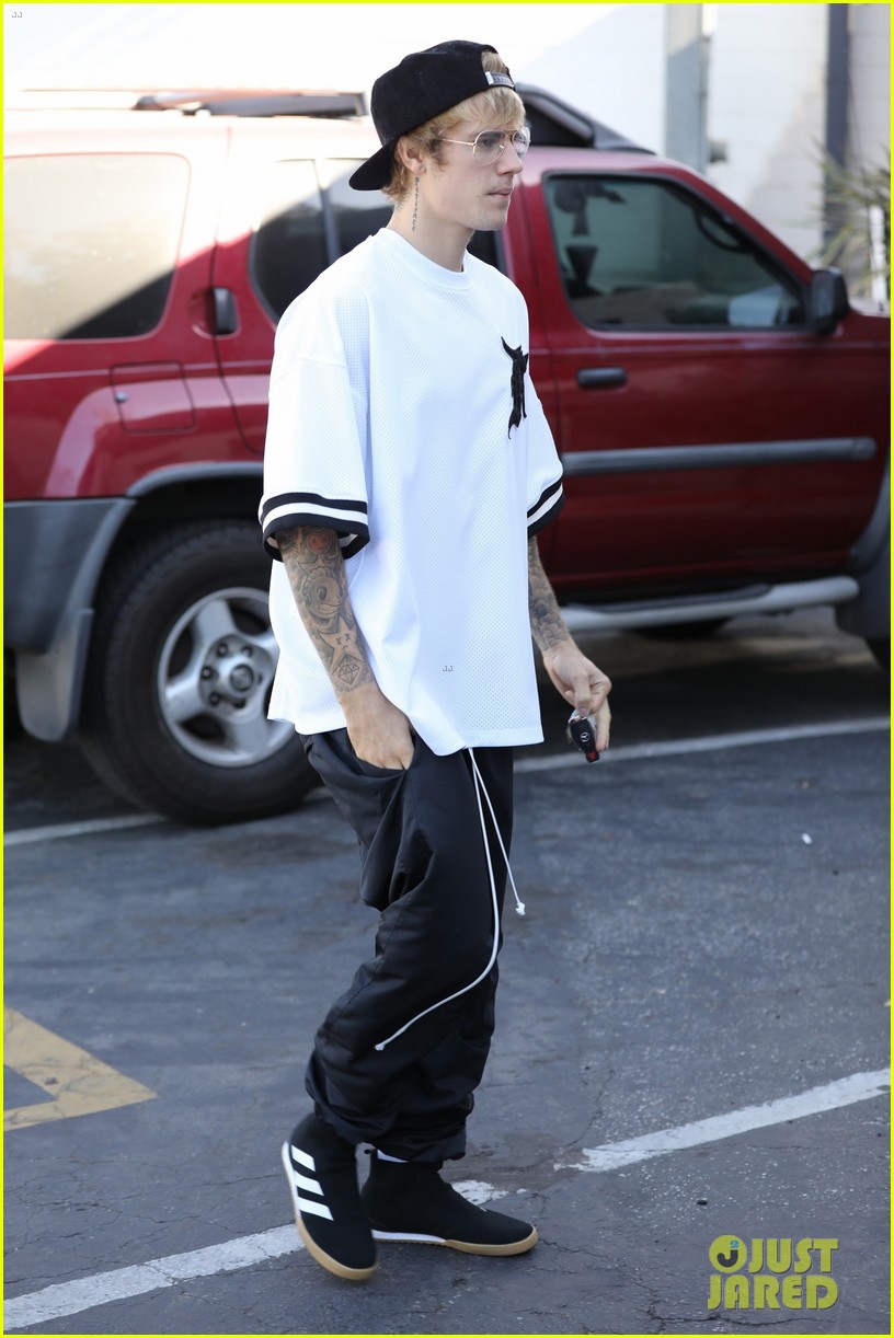 Justin Bieber Works Up a Sweat at Morning Dance Class: Photo 3994610 ...