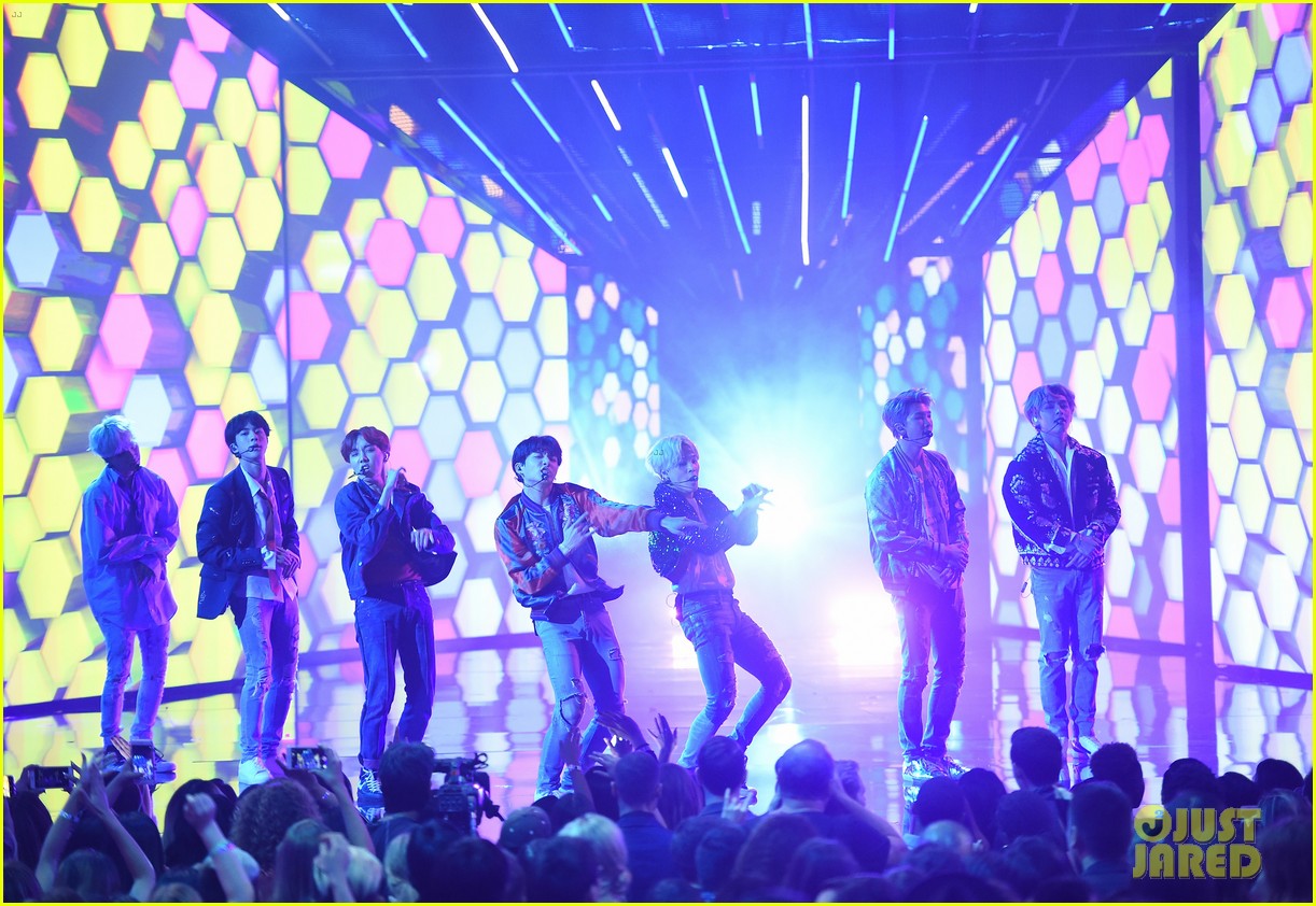 BTS Rocks the AMAs 2017 with 'DNA' Performance (Video): Photo 3990209 ...