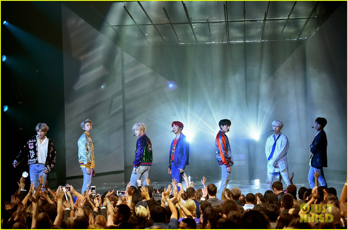 BTS Rocks the AMAs 2017 with 'DNA' Performance (Video): Photo 3990211 | Photos | Just Jared ...