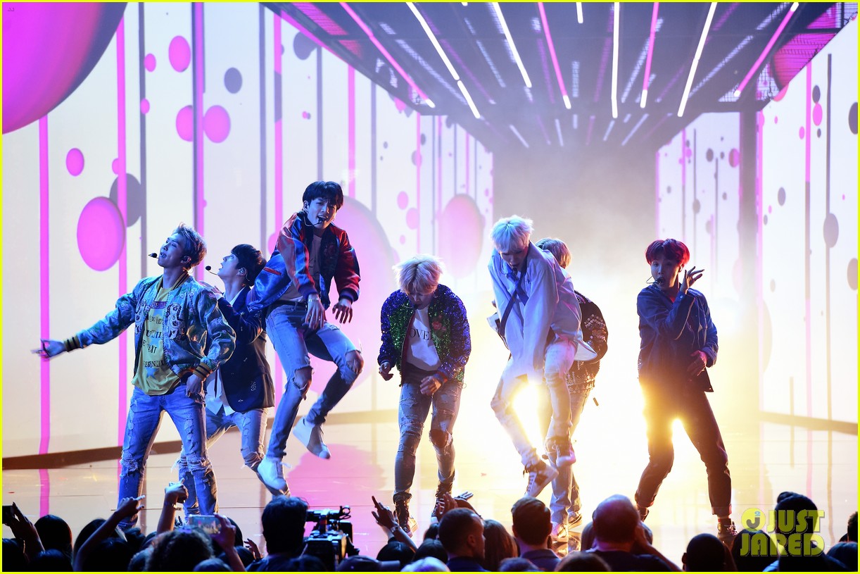 BTS Rocks the AMAs 2017 with 'DNA' Performance (Video): Photo 3990220 ...