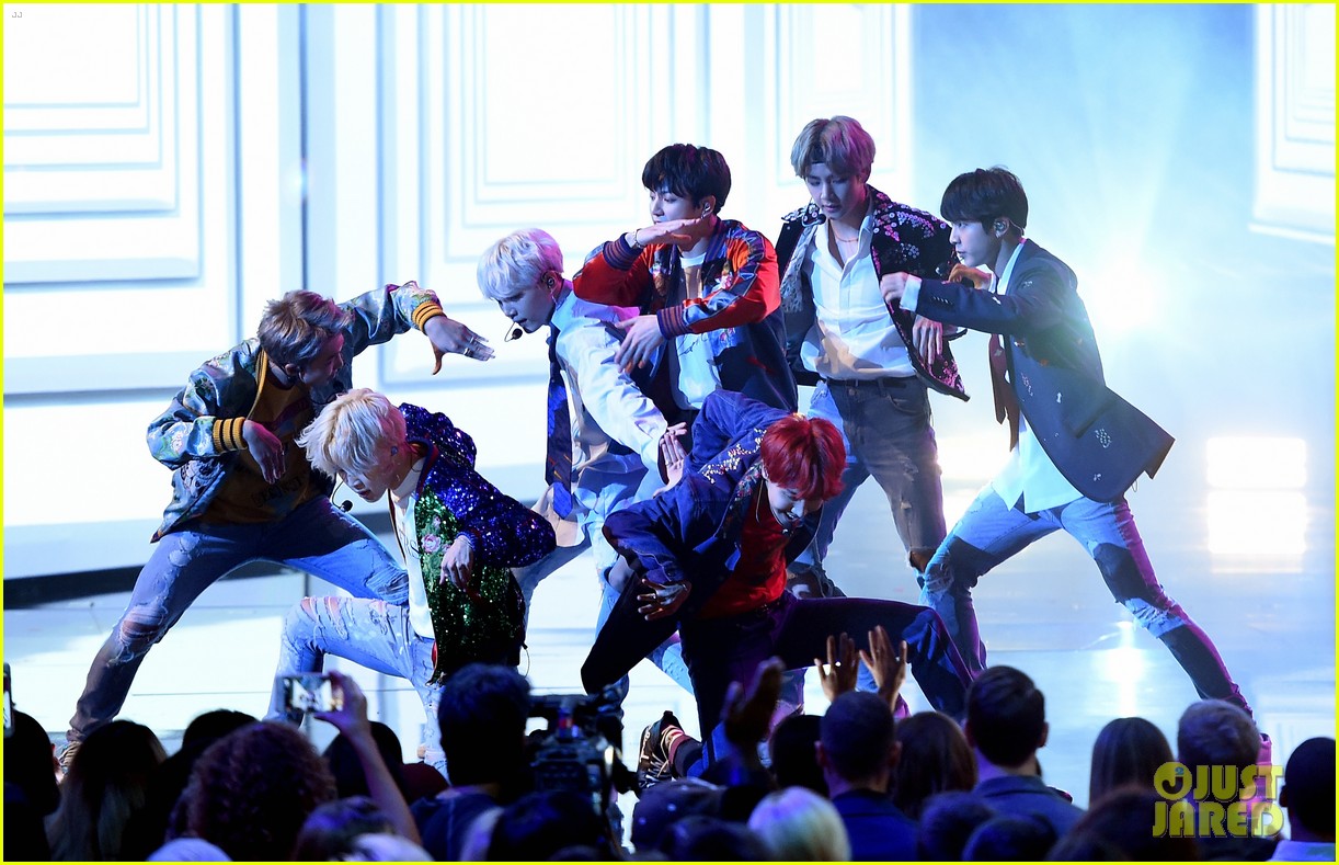 BTS Rocks the AMAs 2017 with 'DNA' Performance (Video): Photo 3990222 ...