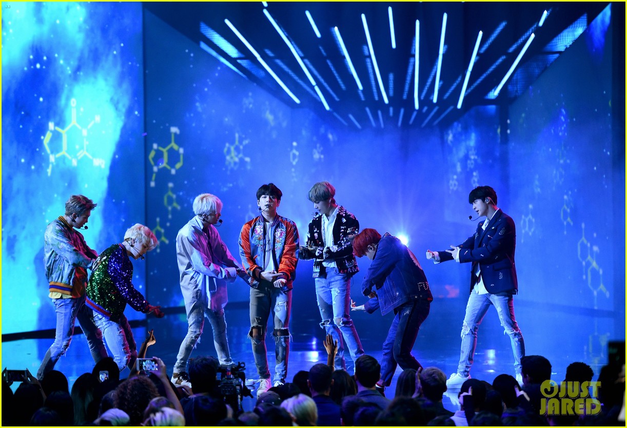 BTS Rocks the AMAs 2017 with 'DNA' Performance (Video): Photo 3990225 ...