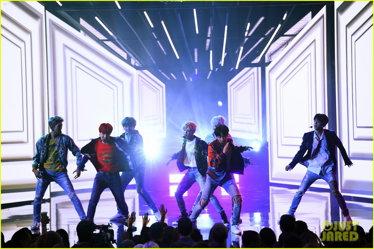 BTS Rocks the AMAs 2017 with 'DNA' Performance (Video): Photo 3990226 ...