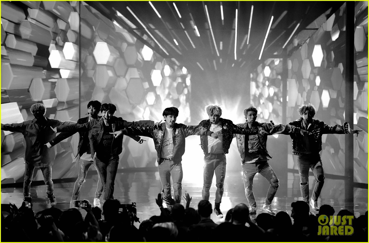 BTS Rocks the AMAs 2017 with 'DNA' Performance (Video): Photo 3990227 ...