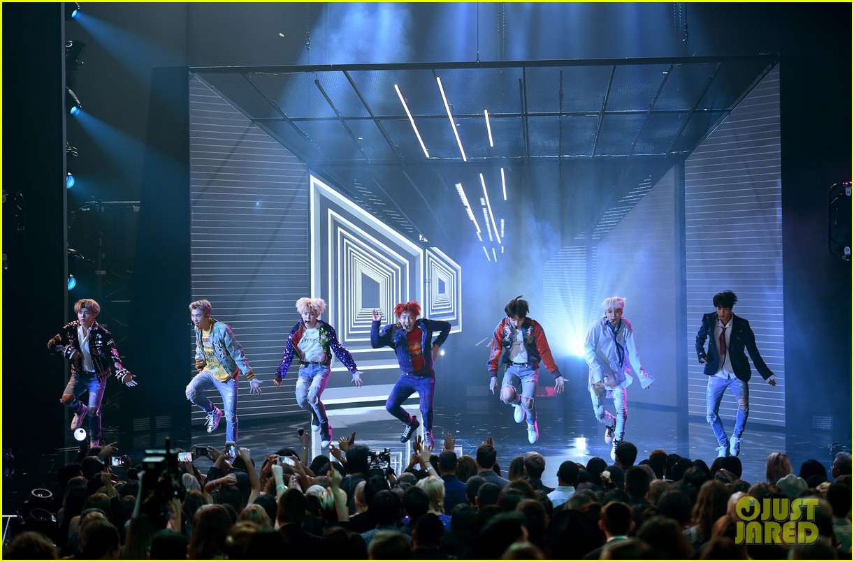 BTS Rocks the AMAs 2017 with 'DNA' Performance (Video): Photo 3990228 ...