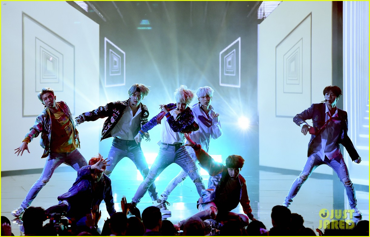 BTS Rocks the AMAs 2017 with 'DNA' Performance (Video): Photo 3990229 ...