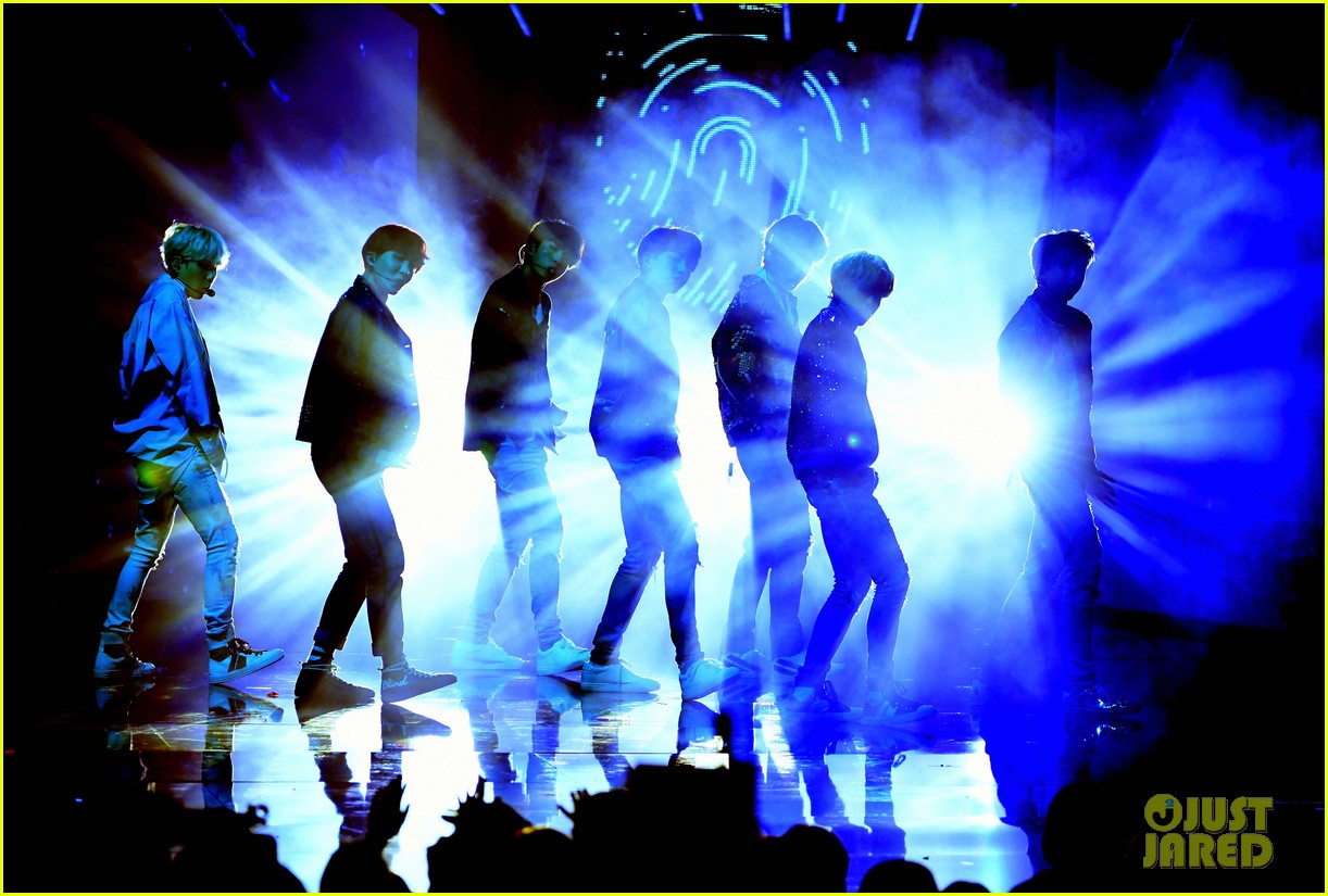 BTS Rocks the AMAs 2017 with 'DNA' Performance (Video): Photo 3990232 ...