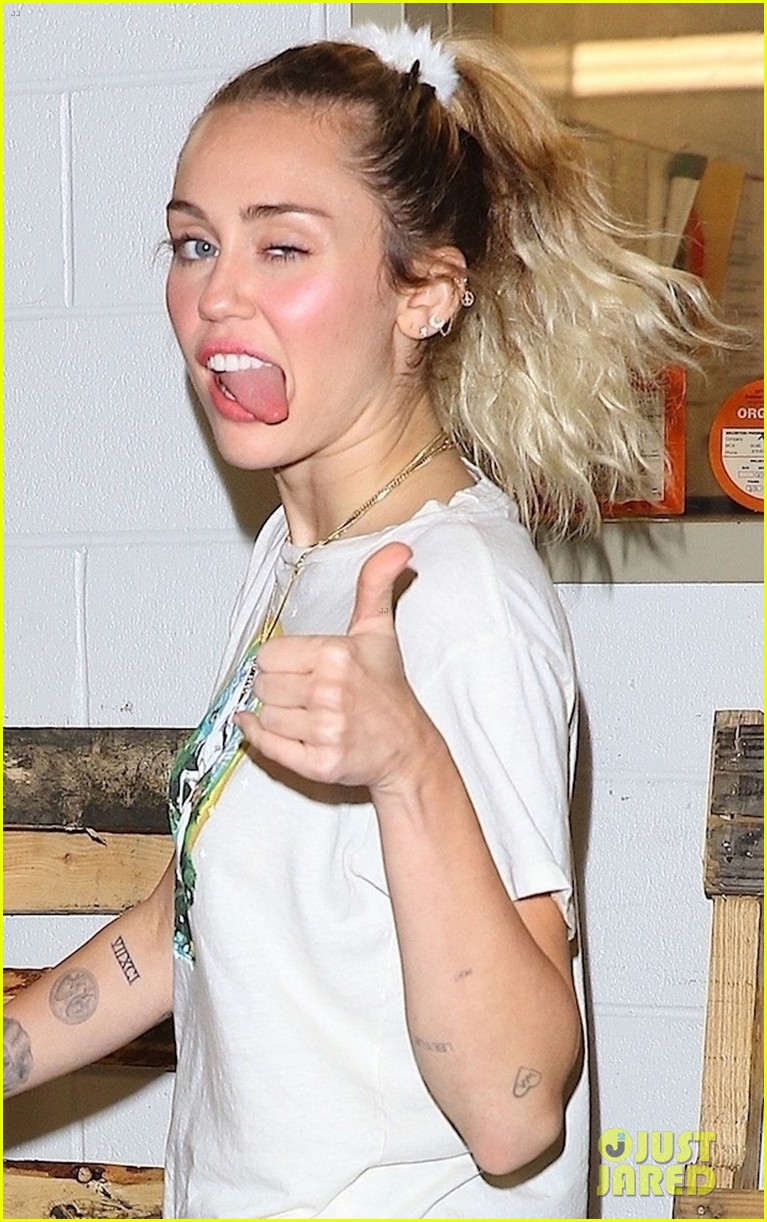 Miley Cyrus Flashes Her Tongue & A Peace Sign Ahead of 'SNL': Photo ...
