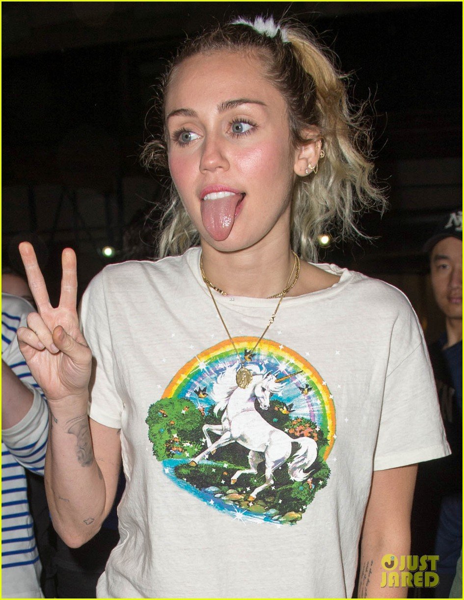 Miley Cyrus Flashes Her Tongue & A Peace Sign Ahead of 'SNL': Photo ...