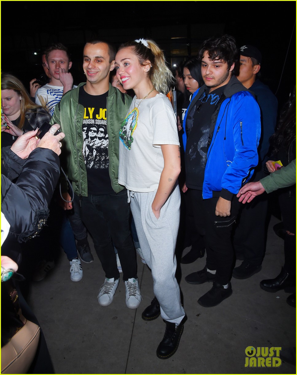 Miley Cyrus Flashes Her Tongue & A Peace Sign Ahead of 'SNL': Photo ...