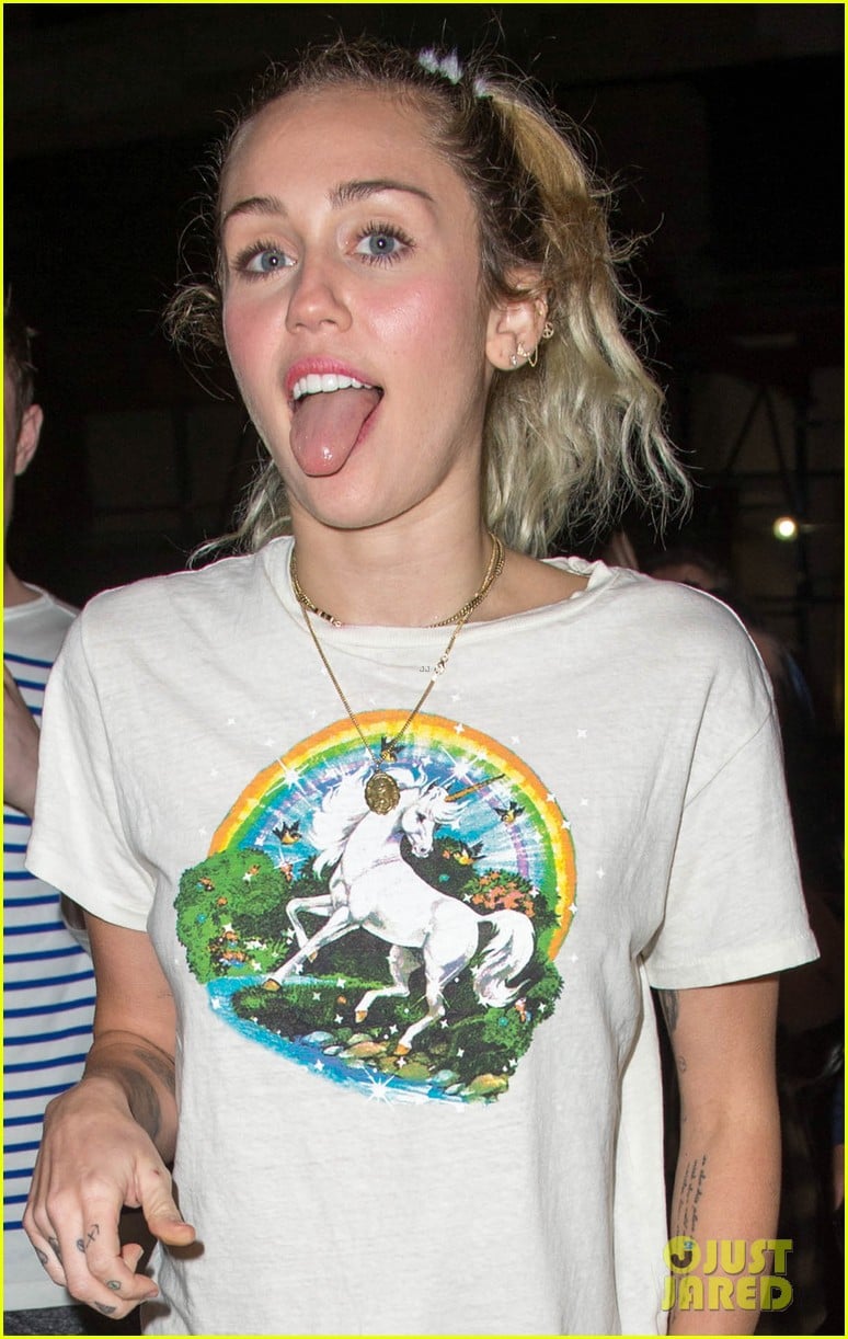 Miley Cyrus Flashes Her Tongue & A Peace Sign Ahead of 'SNL': Photo ...