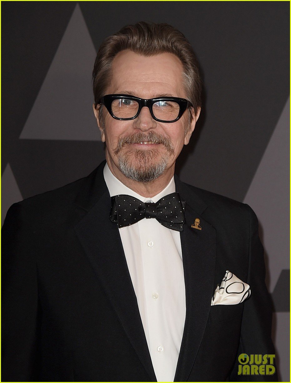 Donald Sutherland Accepts Lifetime Achievement Oscar at Governors ...