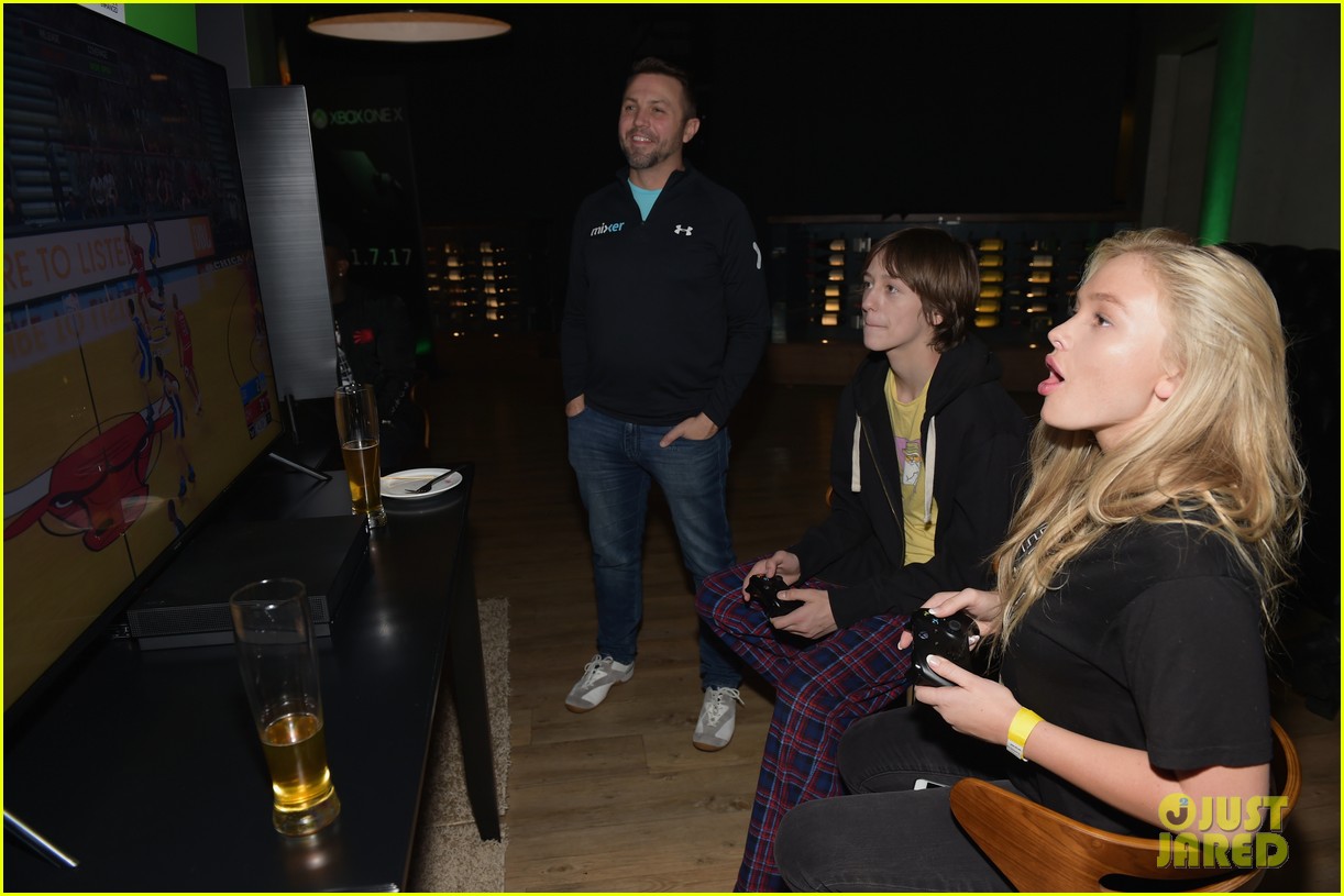 Chris Evans Helps Host Xbox One X Launch Party!: Photo 3981253 | Ben ...
