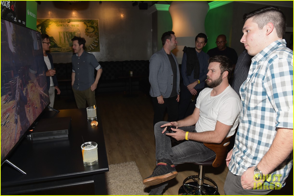 Chris Evans Helps Host Xbox One X Launch Party!: Photo 3981267 | Ben ...