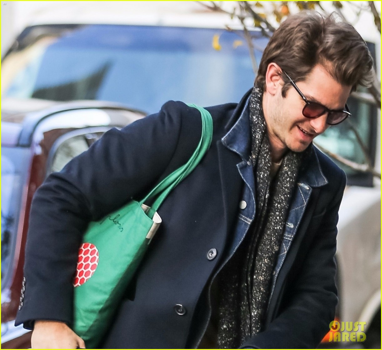 Andrew Garfield Wraps Up in a Scarf & Long Coat in NYC: Photo 3994160 ...