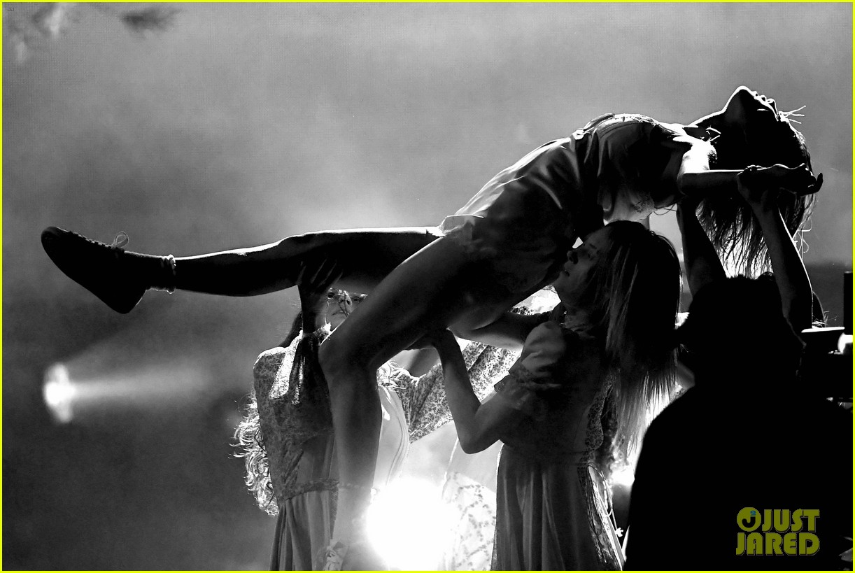 Selena Gomez Performs 'Wolves' Live for First Time at AMAs 2017 (Video ...