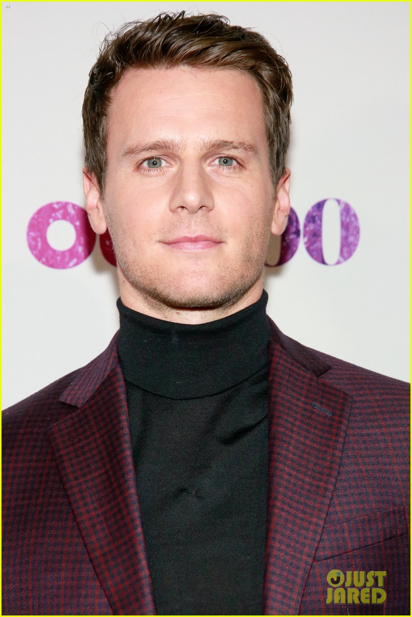 Jonathan Groff Gets Honored as Entertainer of the Year at OUT100 Gala ...
