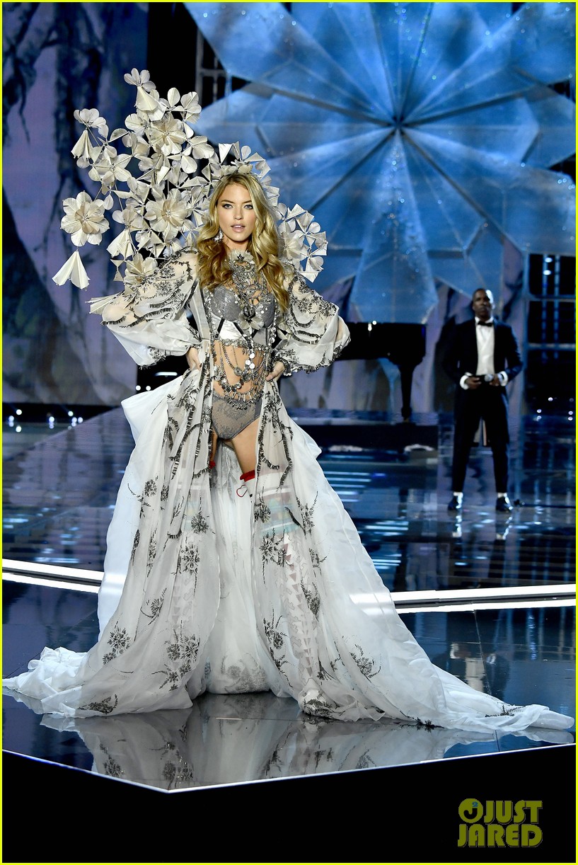 Martha Hunt, Stella Maxwell, & Taylor Hill Work the Victoria's Secret ...