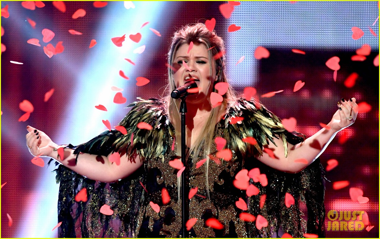 Kelly Clarkson Performs 'Miss Independent' & 'Love So Soft' at American ...