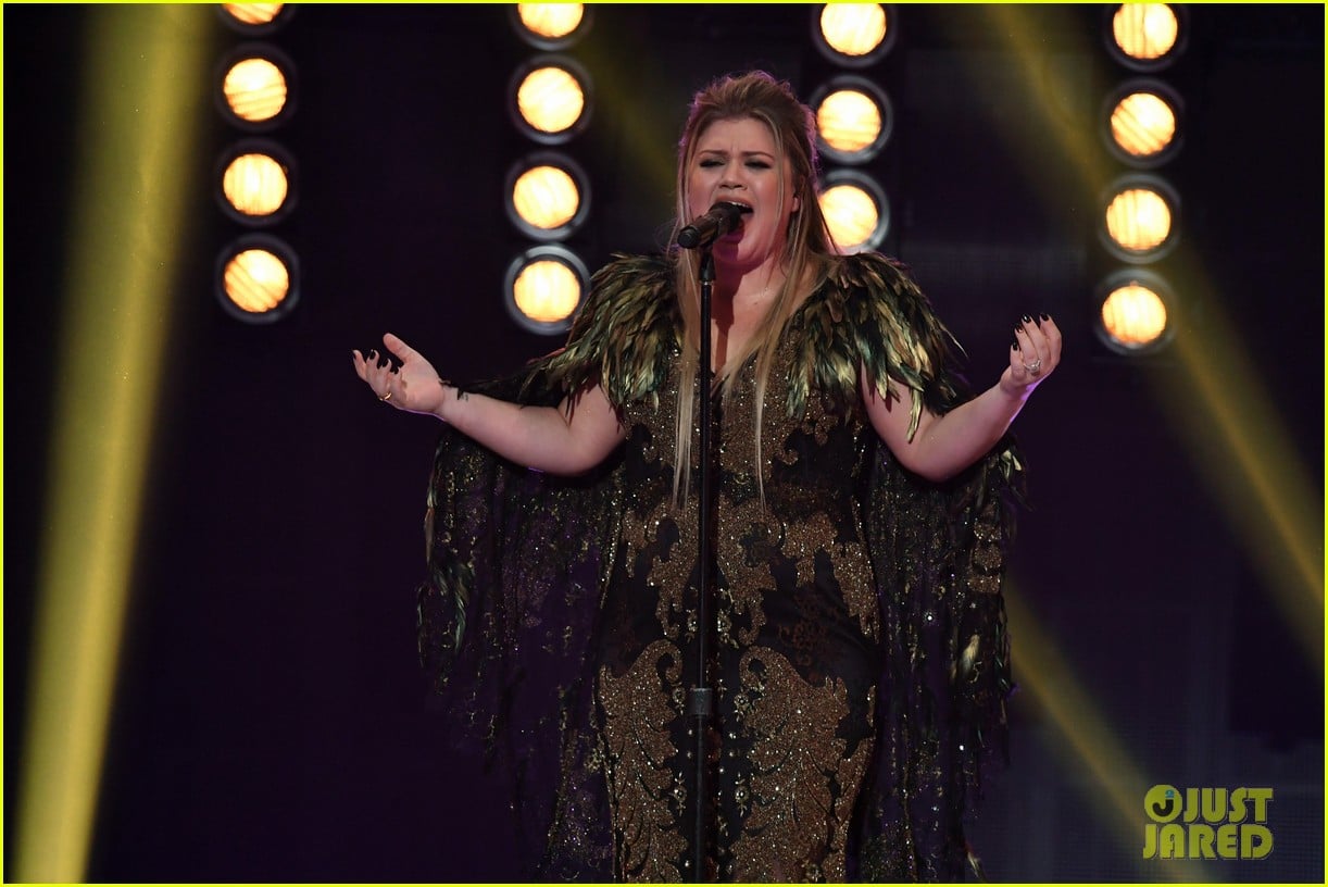 Kelly Clarkson Performs 'Miss Independent' & 'Love So Soft' at American ...