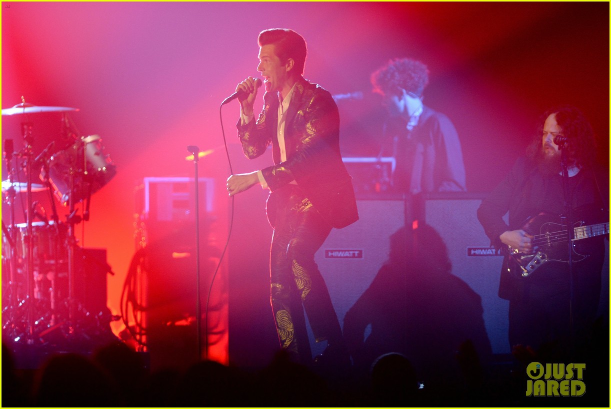 The Killers Perform The Man At Mtv Emas 2017 Watch Photo 3986501