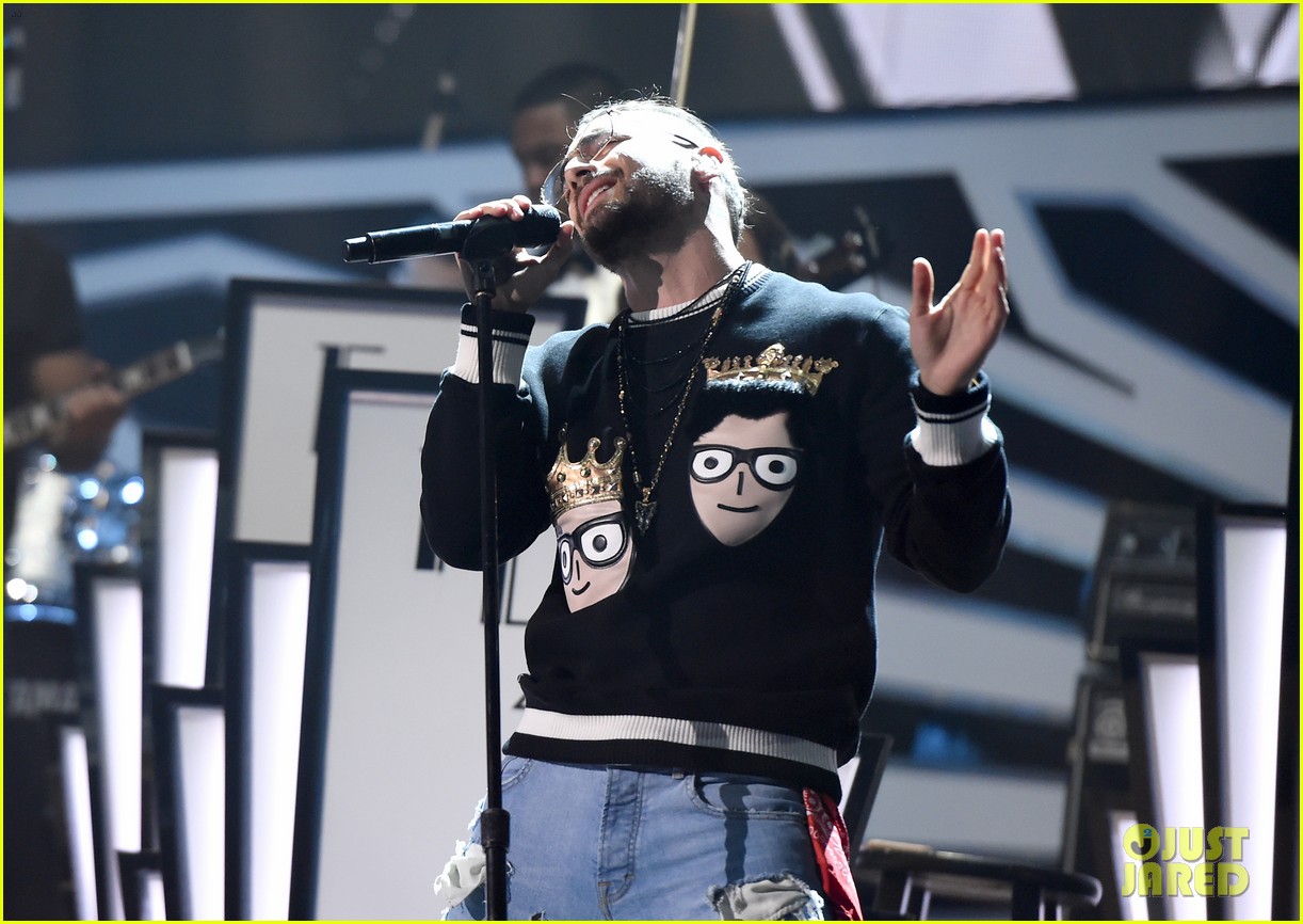 Maluma Looks Hot While Rehearsing for Latin Grammy Awards 2017!: Photo ...