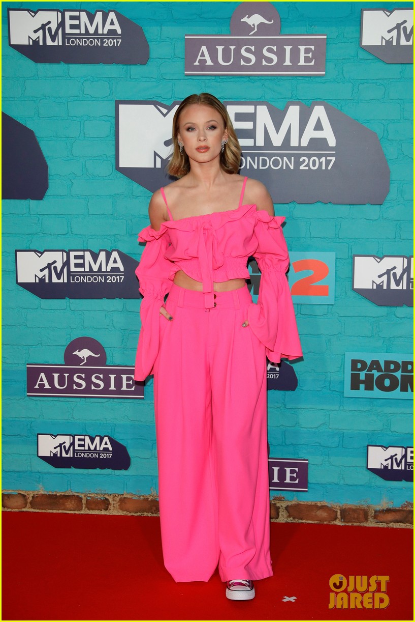 Julia Michaels, Zara Larsson, & Anne-Marie Hit MTV EMAs Carpet Ahead of ...