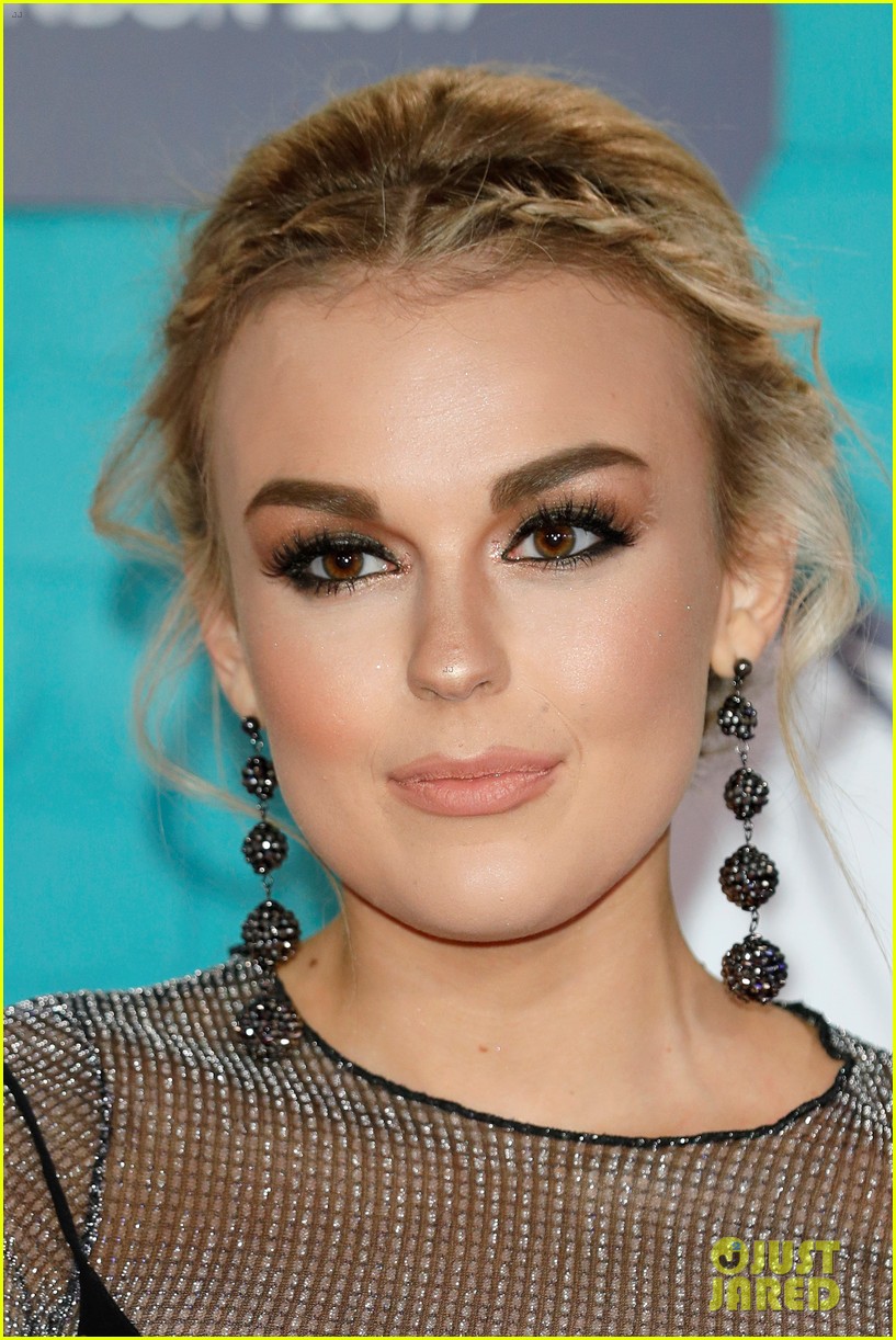 Julia Michaels, Zara Larsson, & Anne-Marie Hit MTV EMAs Carpet Ahead of ...