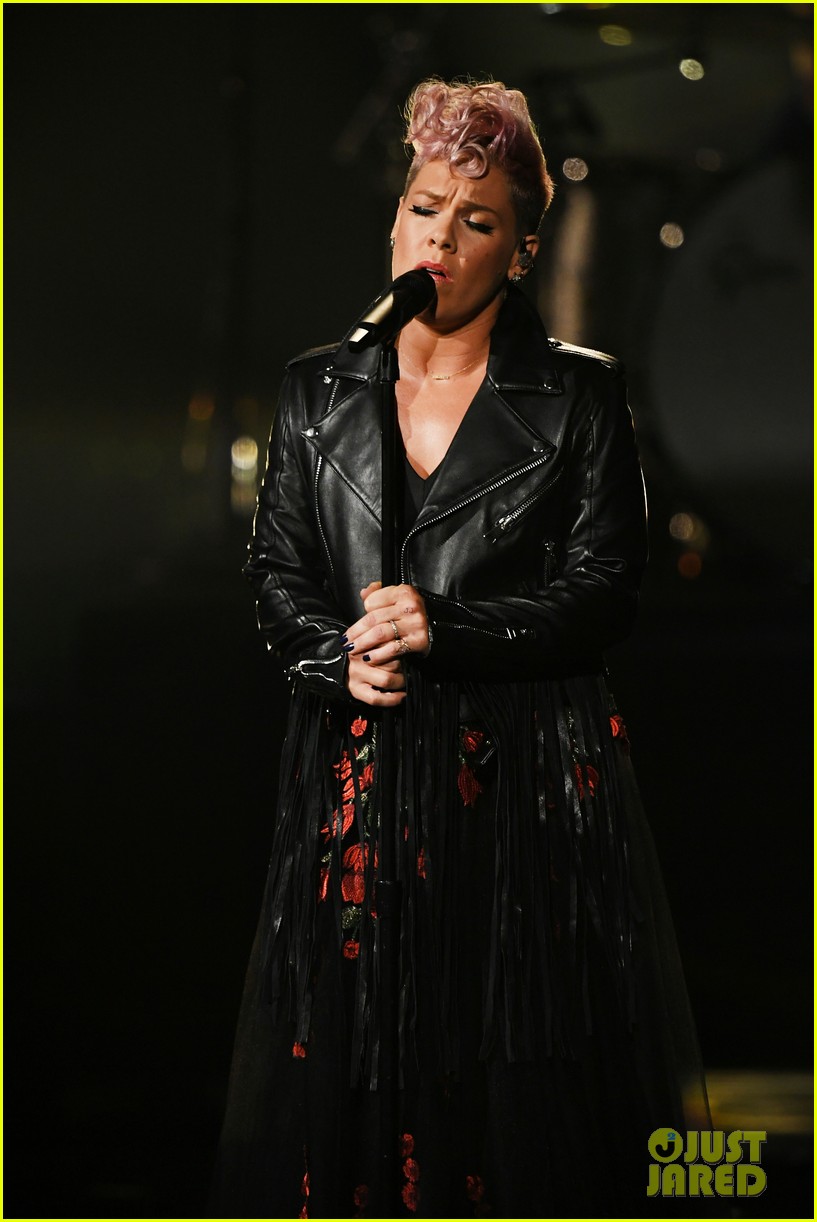 Pink & Kelly Clarkson Sing 'Everybody Hurts' to Open AMAs 2017 (Video ...