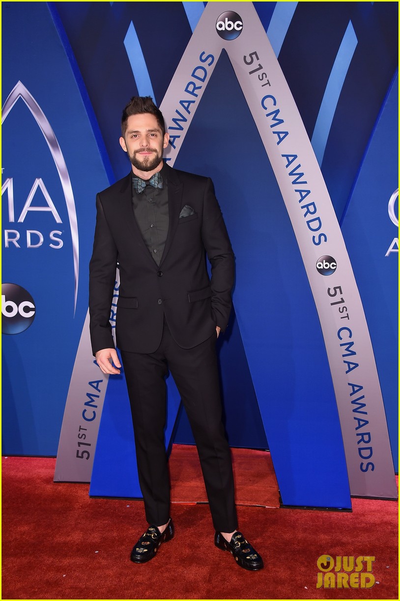 Thomas Rhett Brings His Wife (& Birthday Girl) Lauren to CMA Awards ...