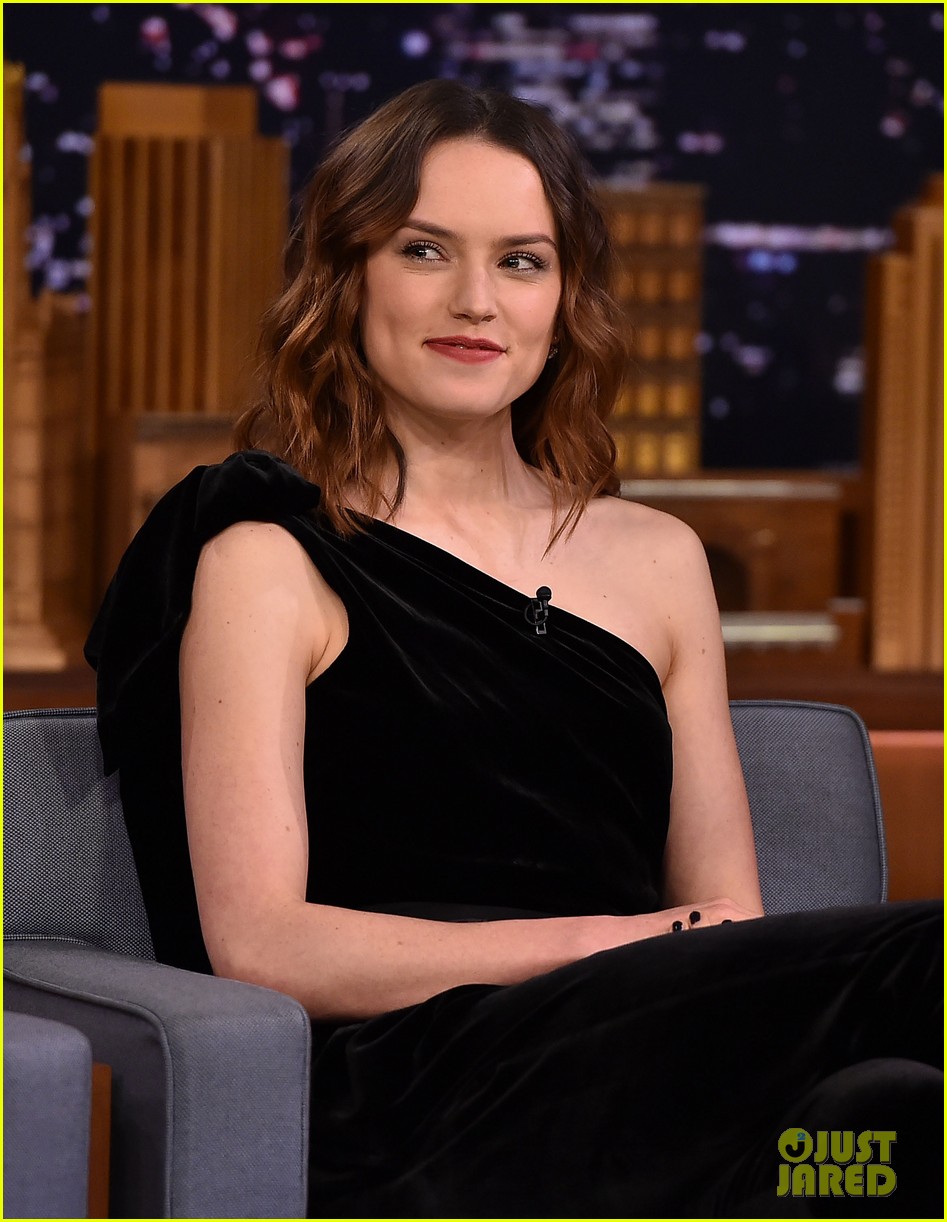 Daisy Ridley Battles Jimmy Fallon in 'Star Wars' Themed Whisper ...
