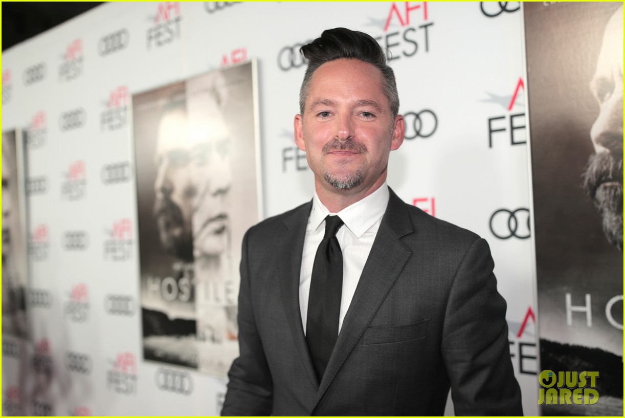 Zoe Saldana Checks Out 'Hostiles' Premiere at AFI Fest: Photo 3987556 ...