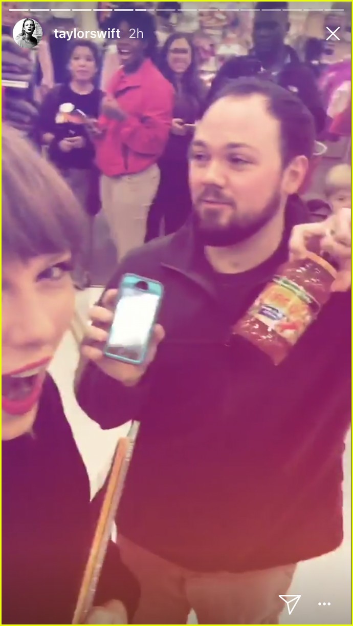 Taylor Swift Surprises Fans While Buying 'Reputation' in Target - Watch ...