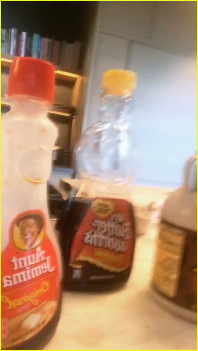 Chrissy Teigen Trolls the Victoria's Secret Fashion Show, Jokes About ...