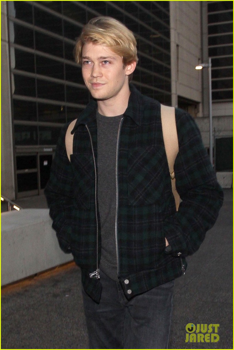 Joe Alwyn Lands in Los Angeles in Time for New Year's Day!: Photo ...