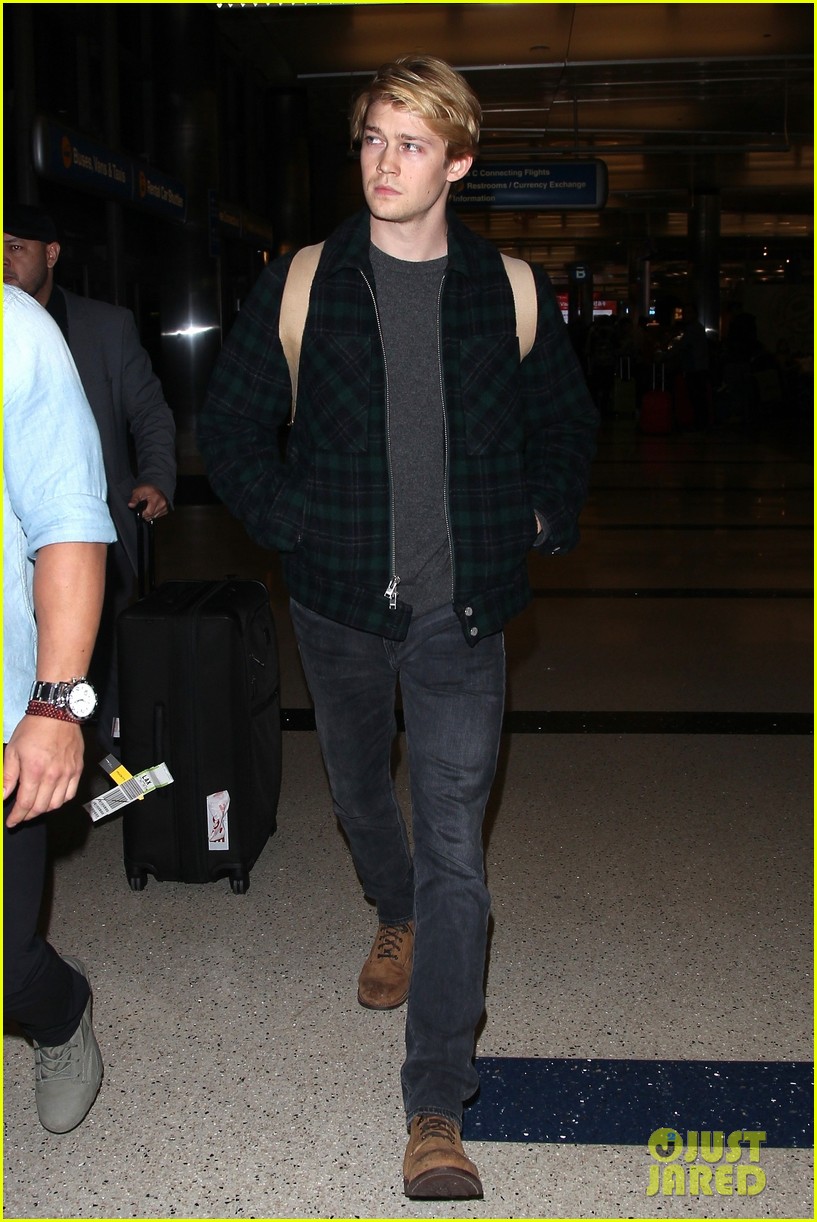 Joe Alwyn Lands in Los Angeles in Time for New Year's Day!: Photo ...