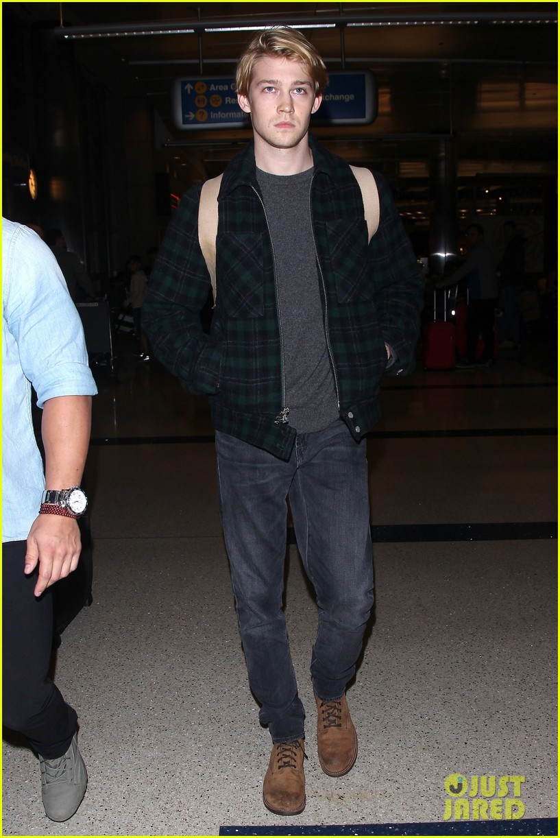 Joe Alwyn Lands in Los Angeles in Time for New Year's Day!: Photo ...