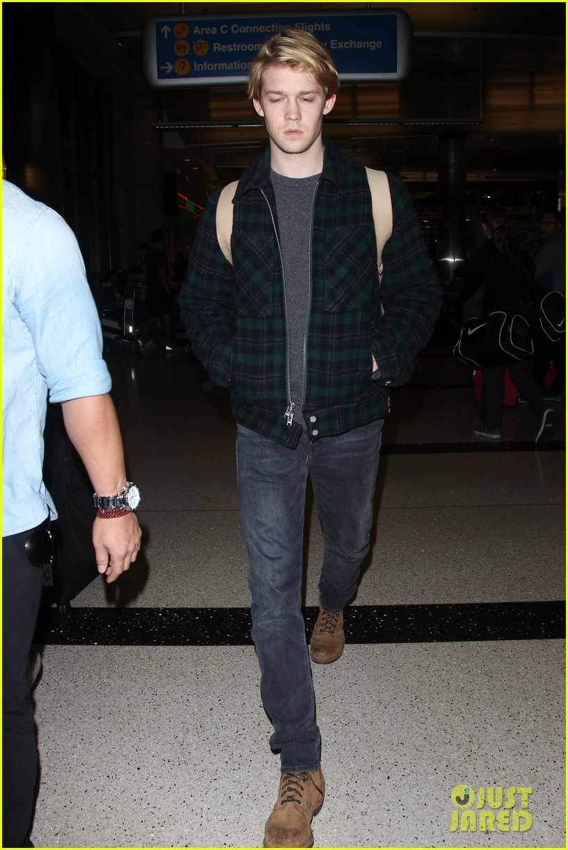 Joe Alwyn Lands in Los Angeles in Time for New Year's Day!: Photo ...