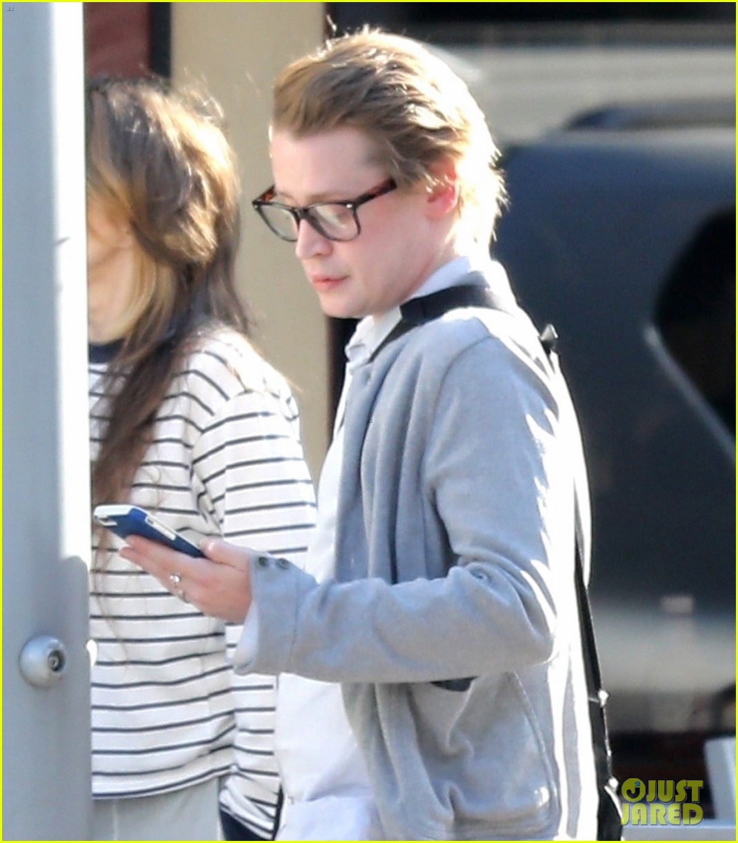Macaulay Culkin Catches a Ride from Girlfriend Brenda Song: Photo ...