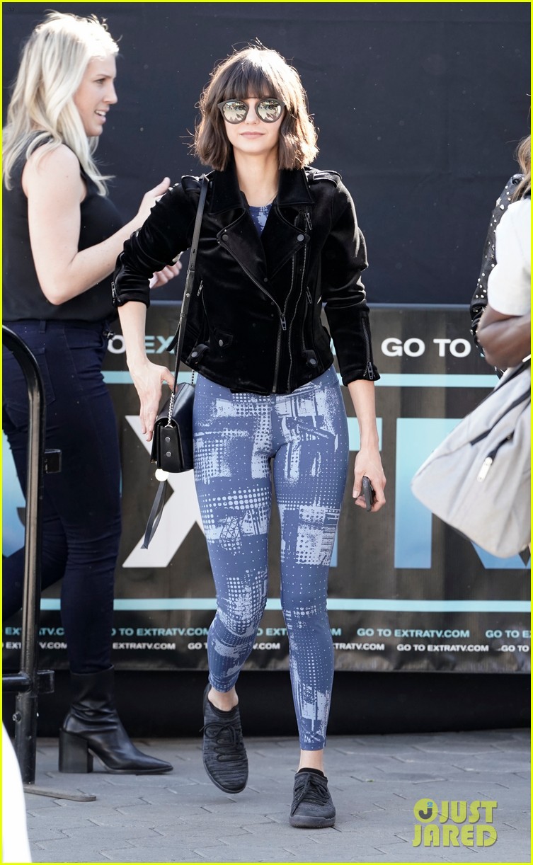 Photo: nina dobrev shows off her fit physique on extra see pics 10 ...