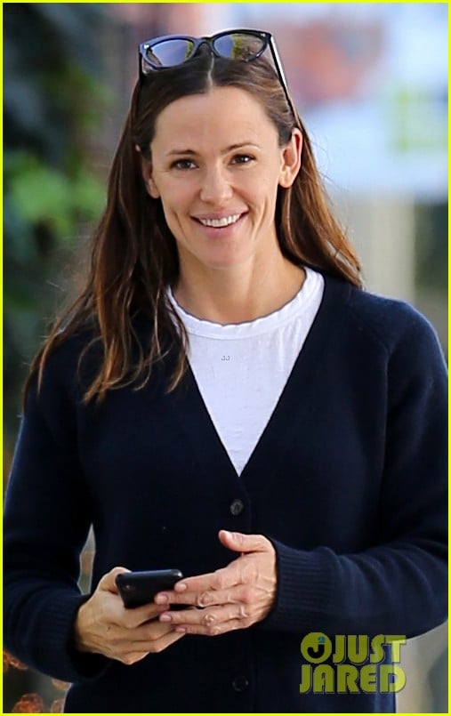 Jennifer Garner Reads to Her Pet Chicken Regina George - Watch Now ...