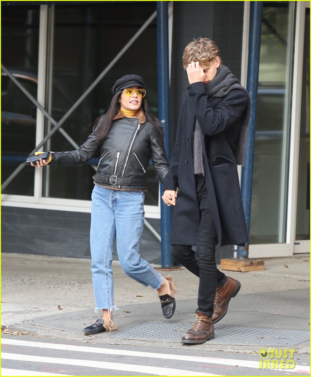 Vanessa Hudgens & Austin Butler Hold Hands During Afternoon Date: Photo ...