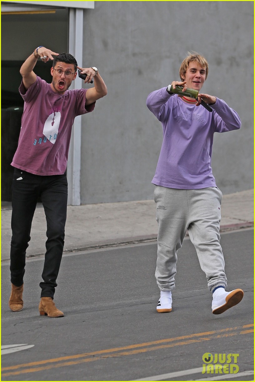 Justin Bieber Gets Goofy While Grabbing Lunch With His Church's ...