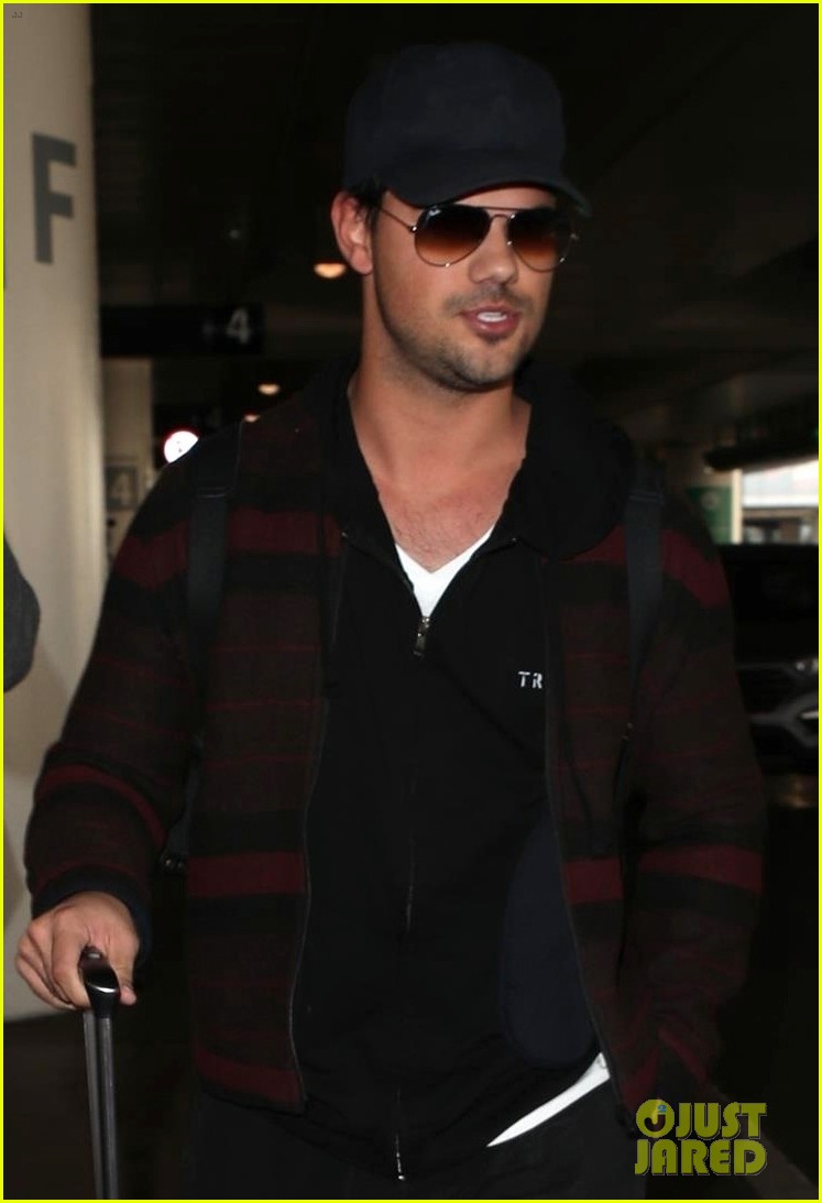 Taylor Lautner Jets Back to LA After Quick Chicago Trip! : Photo ...